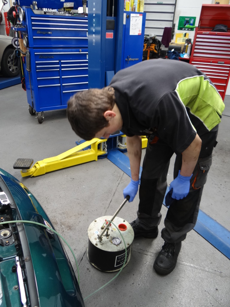 MGF Tech – Hydragas Top-Up – Bournemouth and Poole MG Owners Club